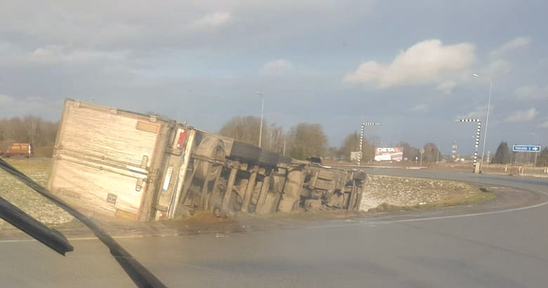 Kravinieks avarē Tukuma aplī (+ FOTO) – JauniAuto.lv